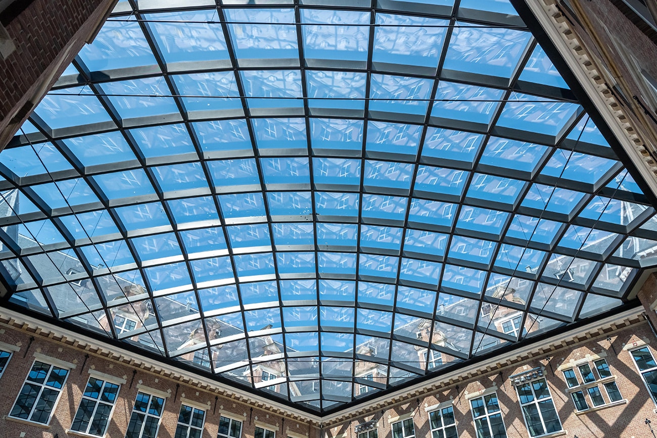 Moderne, glazen koepel tussen oude muren