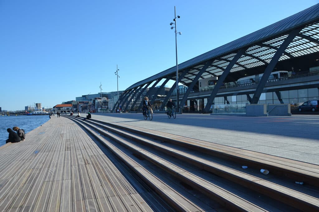 6.400 m2 natuursteen en1.600 m2 FSC-hout voor IJboulevard Amsterdam