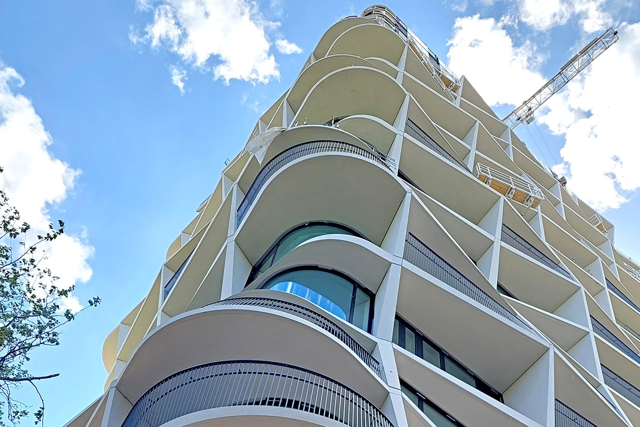 Op maat gemaakte elementen in architectonisch beton geven gevel extra ...