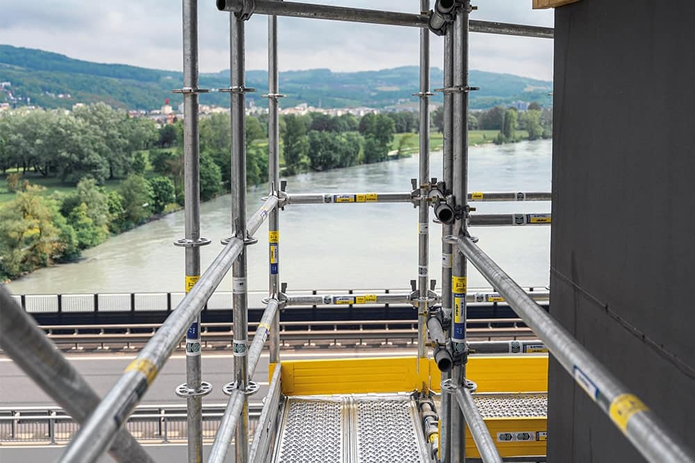 Doka formwork and scaffolding for renovation of Voest Bridge