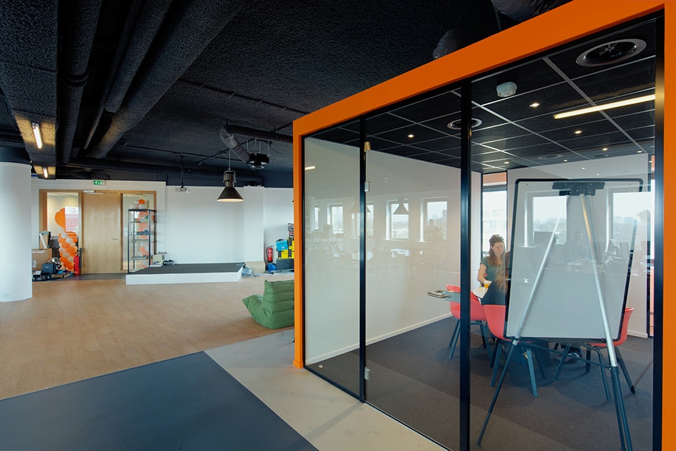 500 m2 akoestische spuitpleister voor nieuw hoogbouwmagazijn