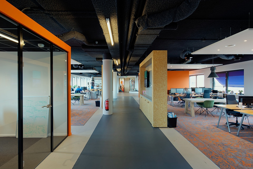 500 m2 akoestische spuitpleister voor nieuw hoogbouwmagazijn